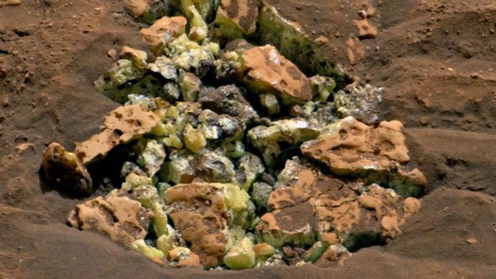 Curiosity Cracked Open a Rock on Mars And Revealed a Big Surprise ...